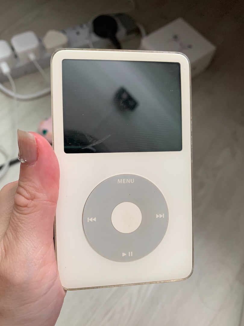 Spoilt ipad - Old generation, Audio, Portable Music Players on Carousell