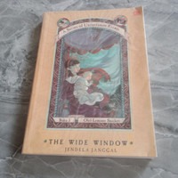 THE WIDE WINDOW-JENDELA JANGGAL OLEH LEMONY SNICKET dkk-L6, Buku & Alat ...