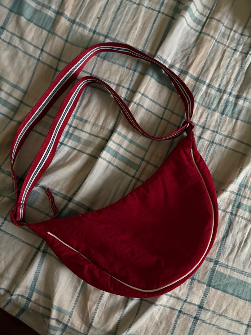 Uniqlo basic crossbody bag (red), Women's Fashion, Bags & Wallets ...