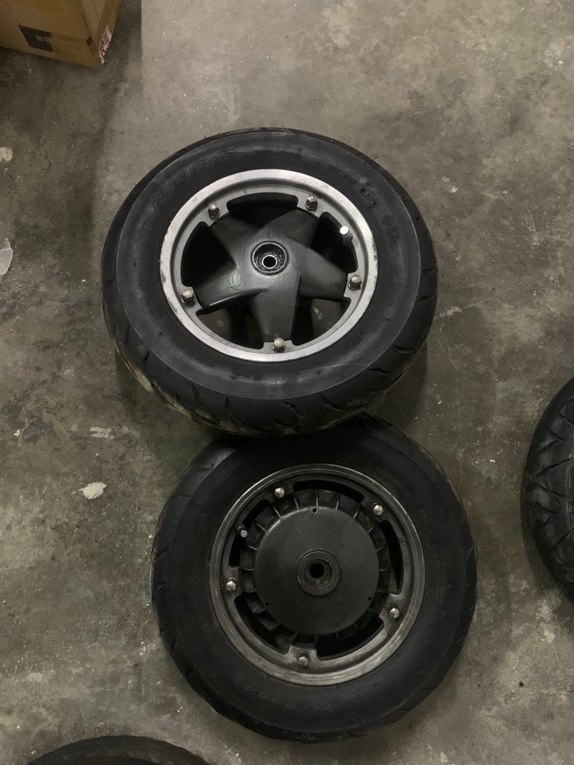 Vespa rim 10 inch tubeless, Hobbies & Toys, Collectibles & Memorabilia ...