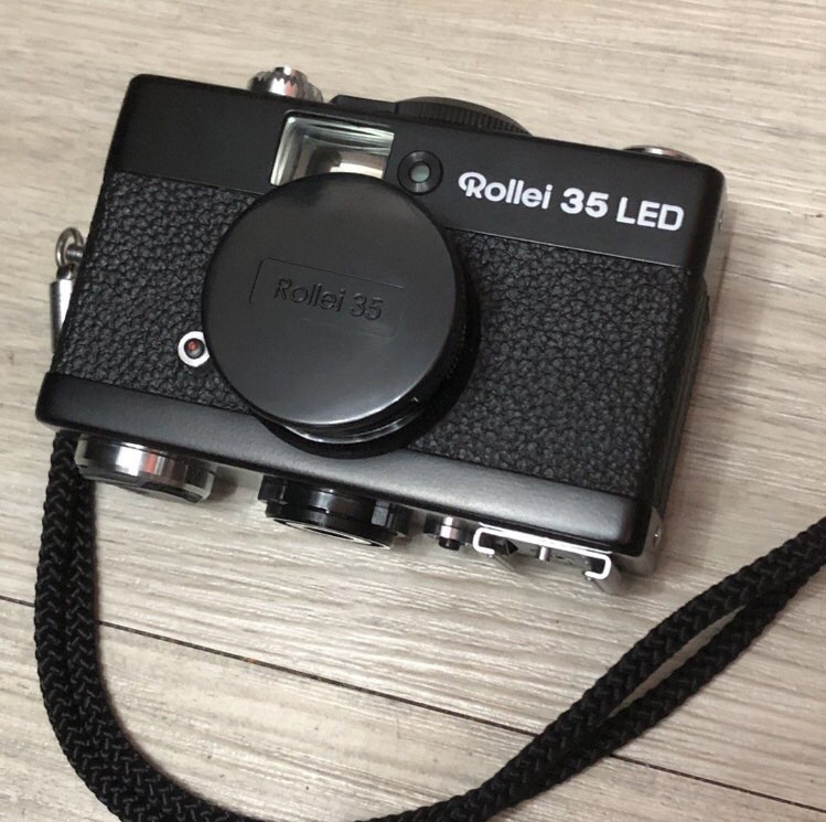 同事託售 經典隨身美機 Rollei 35 LED 黑美機 無測光功能, 相機攝影, 相機在旋轉拍賣