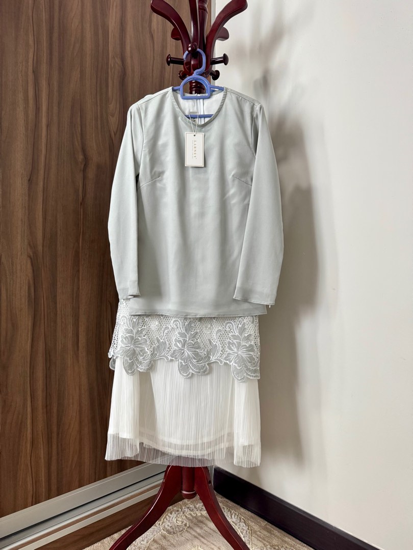 Embroidery Kurung (Grey) - Larney, Women's Fashion, Muslimah Fashion ...