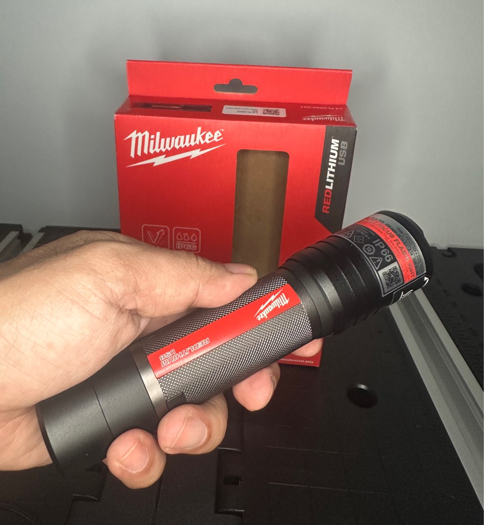 Milwaukee REDLITHIUM USB Slide Focus Flashlight L4 FL2000-301 (2000 lumens), Hobbies & Toys ...