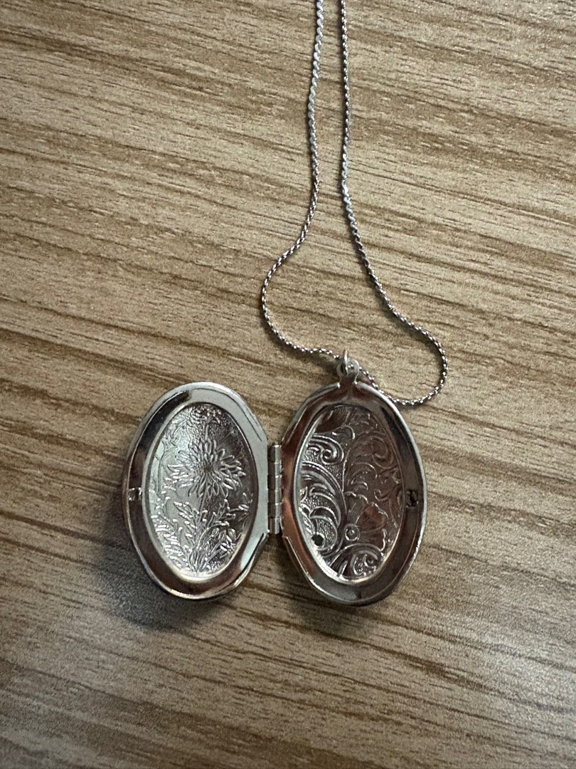 VINTAGE Silver Oval Shaped locket Grunge Y2K Necklace, Women's Fashion ...