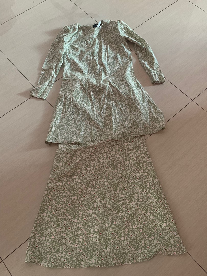 baju kurung bunga kecil kecil, Women's Fashion, Muslimah Fashion, Baju ...