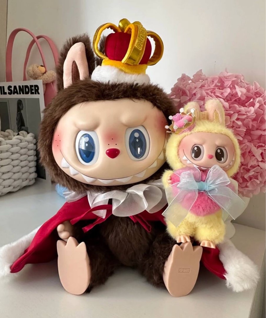 IN STOCK labubu king and queen let’s checkmate let, Hobbies & Toys, Toys & Games on Carousell