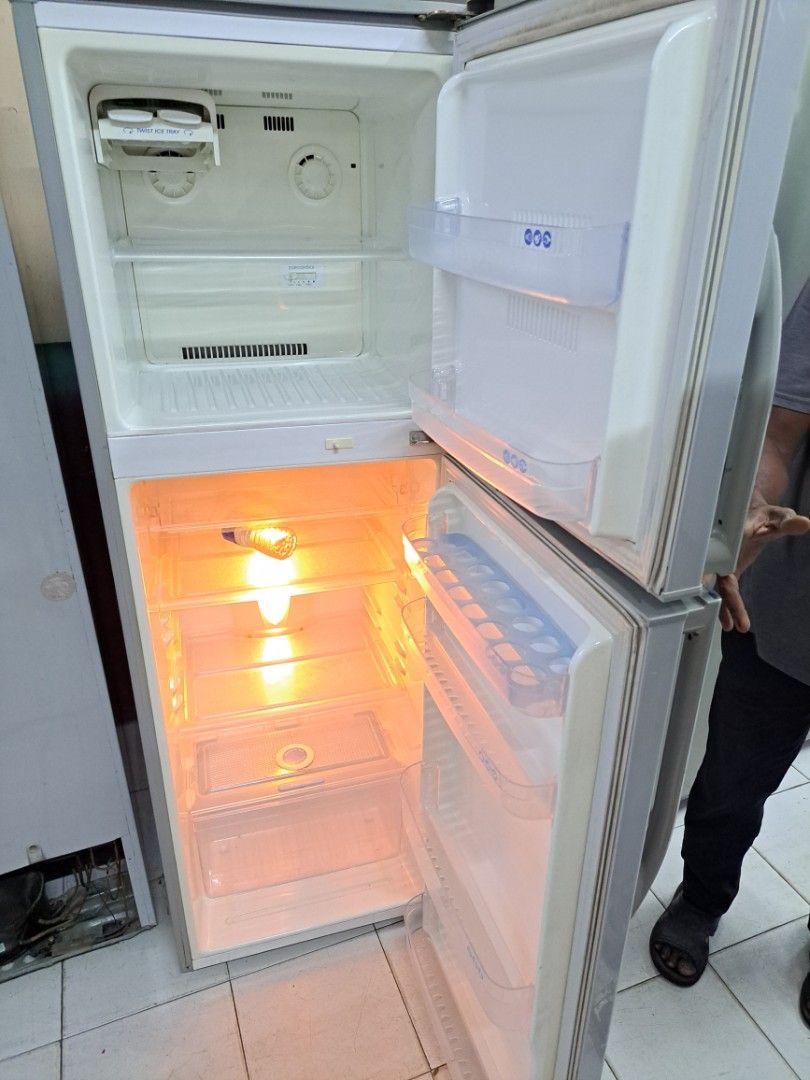 LG Fridge freezer 2door good condition one month warntey ada, TV & Home ...