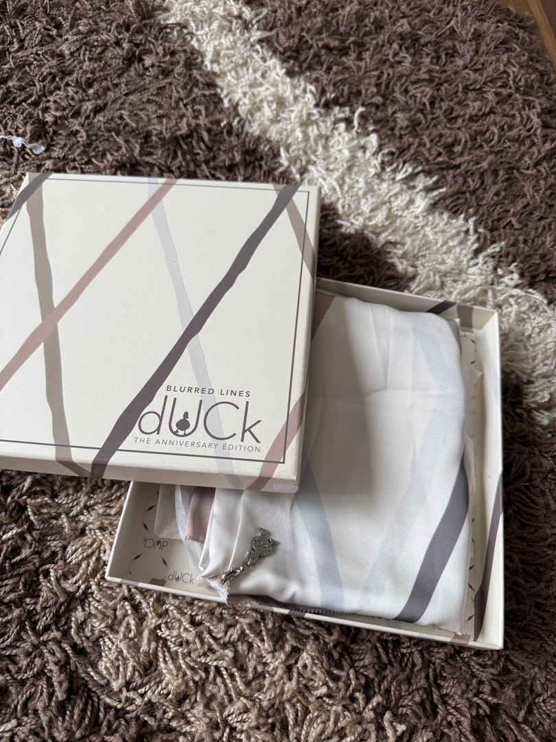 Duck Blurred Line Profiterole Square, Women's Fashion, Muslimah Fashion ...