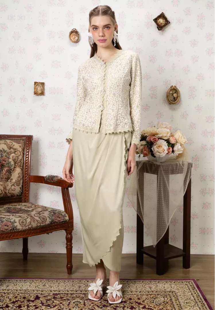 Lubna Ratna Raya 2025, Women's Fashion, Muslimah Fashion, Baju Kurung ...