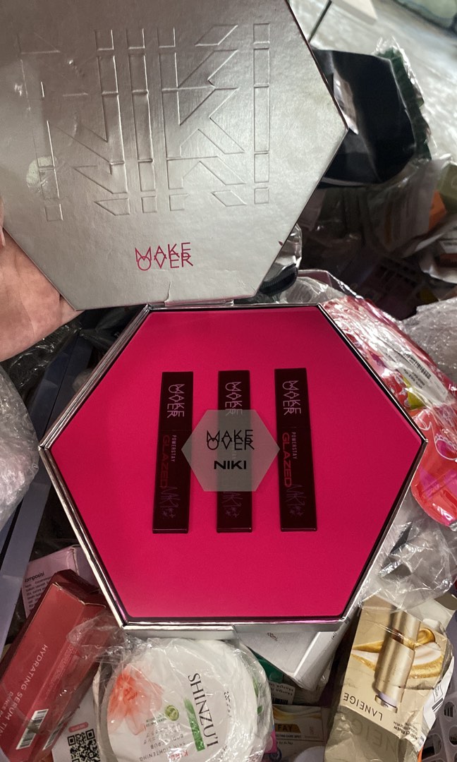 Makeover X NIKI Powerstay Glazed, Kesehatan & Kecantikan, Rias Wajah di ...