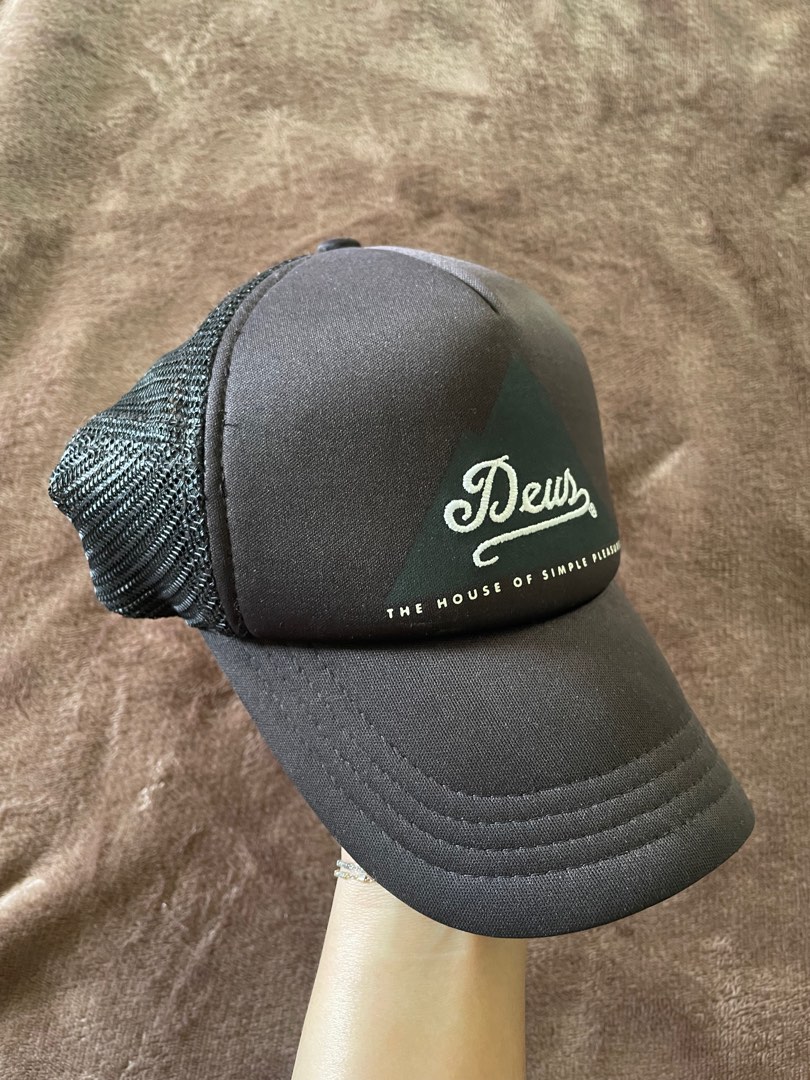 Deus original like new, Fesyen Pria, Aksesoris, Topi di Carousell