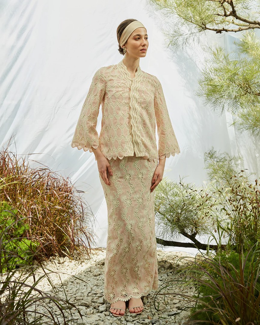 INNAI Red Raya RTW 2024 Alia Kurung, Women's Fashion, Muslimah Fashion ...