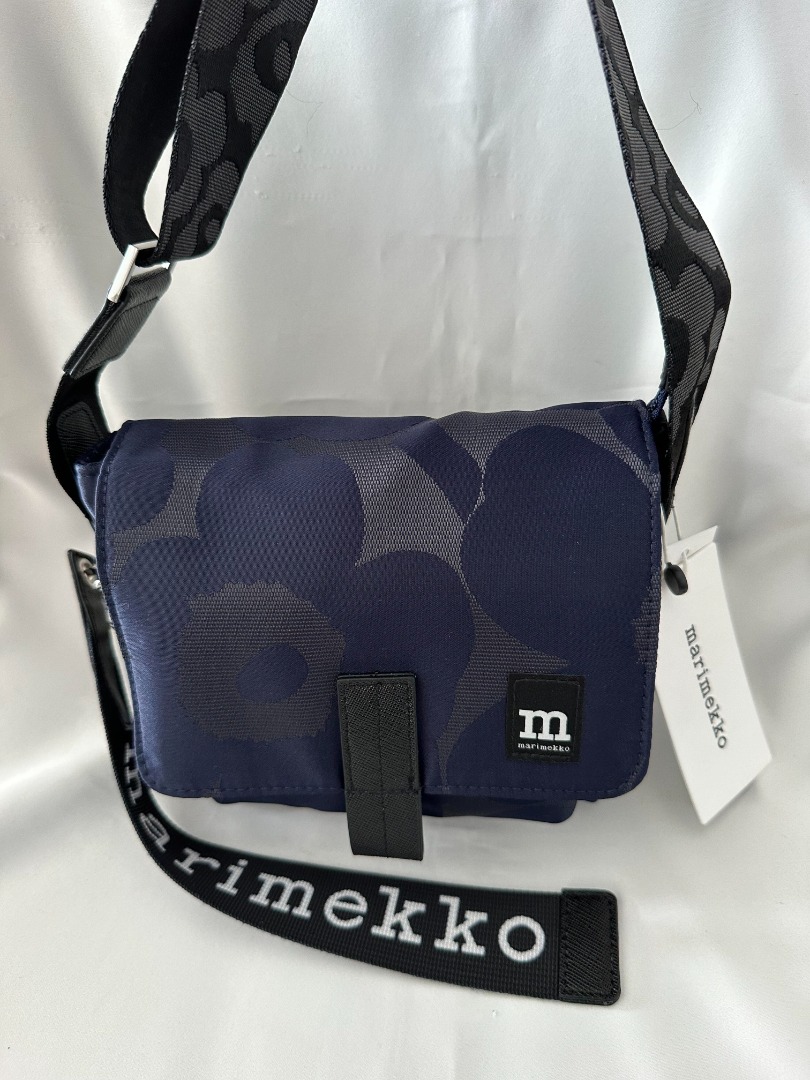 Marimekko Mini Messenger Unikko 細斜揹袋 (深藍花), 名牌, 手袋及銀包 - Carousell