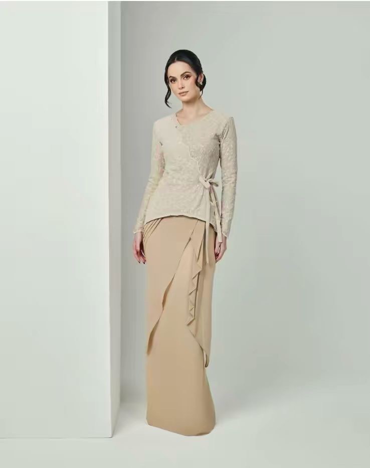 (XL) Qiszar Ellis Luxe Kurung in Beige, Women's Fashion, Muslimah Fashion, Baju Kurung & sets on ...