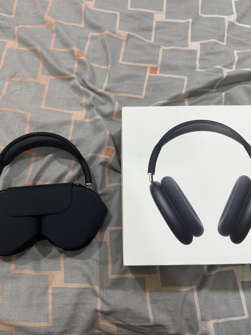 Apple AirPod max midnight colour (type c) 2025, Audio, Headphones ...