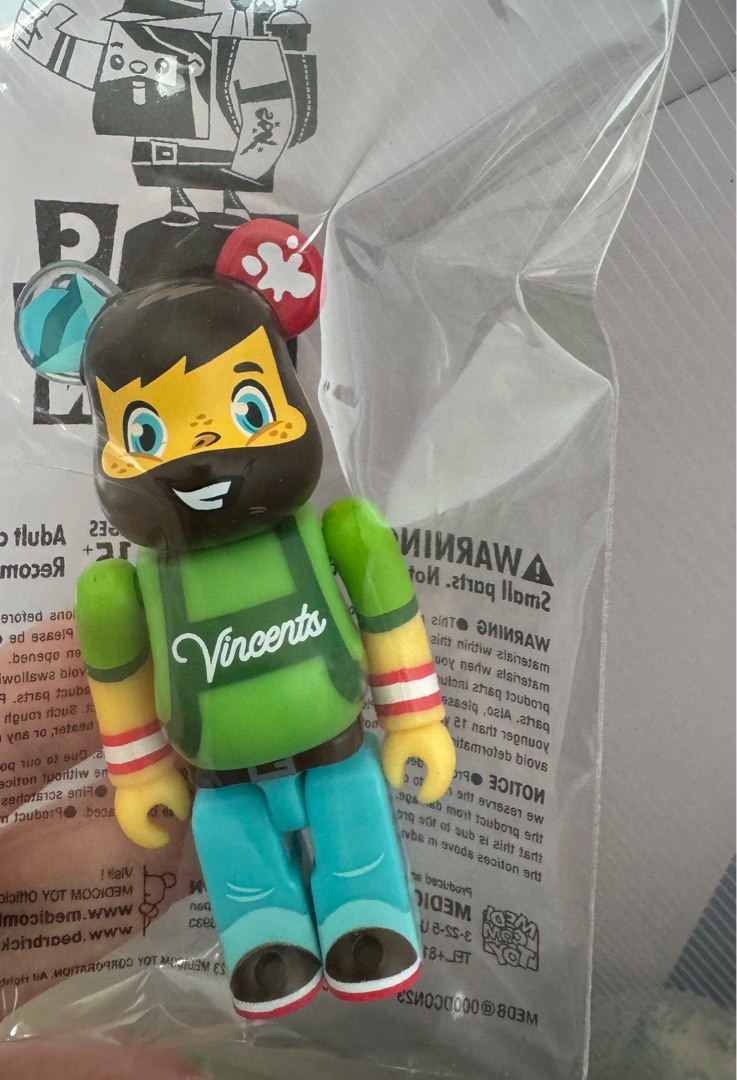 Bearbrick 100% Vincents Dcon 100% be@rbrick, 興趣及遊戲, 玩具 & 遊戲類 - Carousell