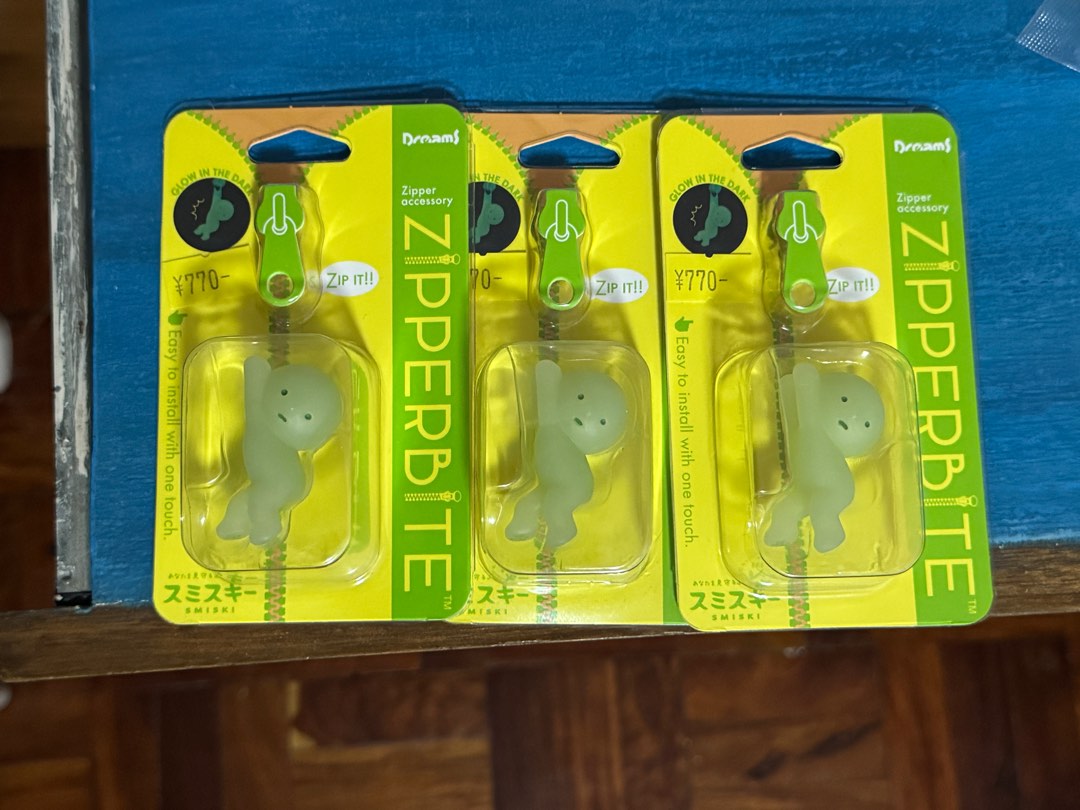 Smiski Zipperbite Hanging On, Hobbies & Toys, Memorabilia ...