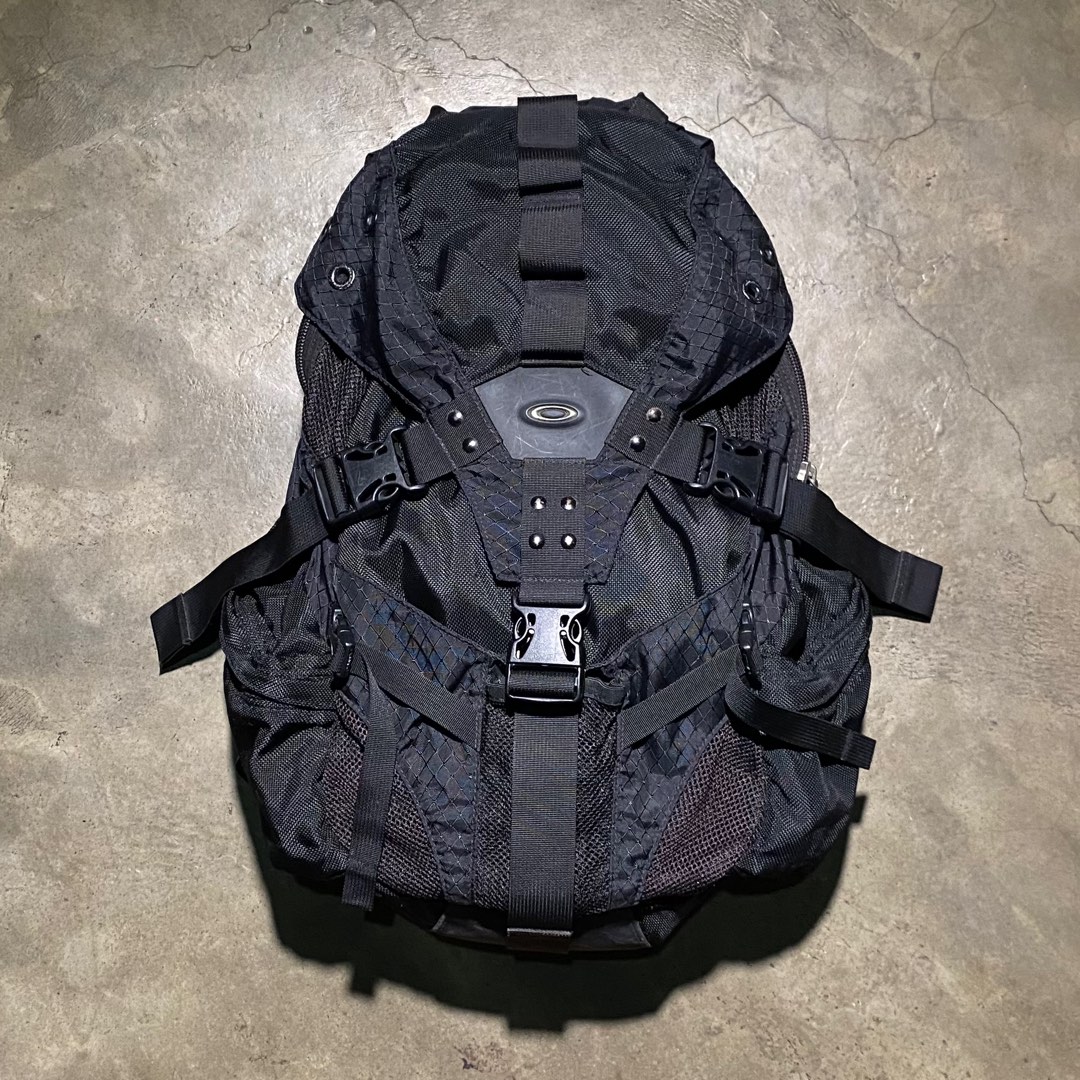 vintage oakley icon backpack 1.0, Men's Fashion, Bags, Backpacks on ...