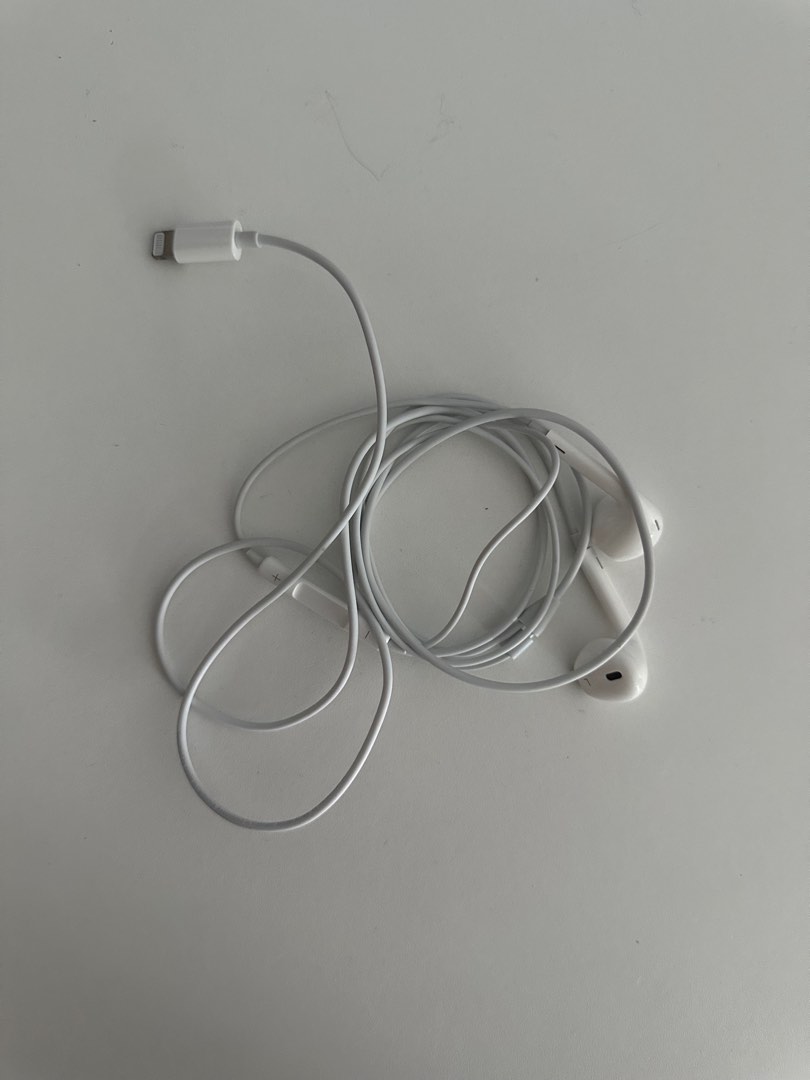 apple lightning wired earpiece, Audio, Earphones on Carousell