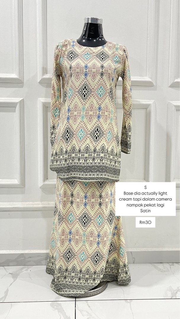 Baju kurung satin bercorak, Women's Fashion, Muslimah Fashion, Baju ...