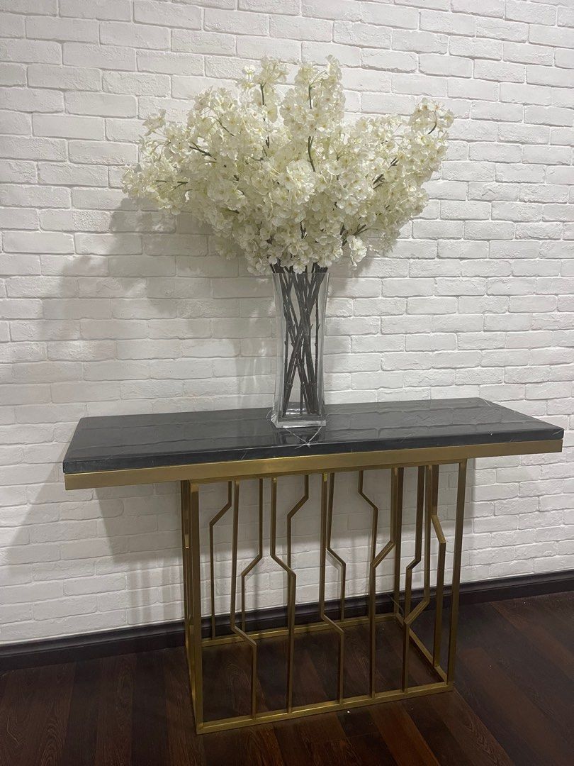 LAUREA Meja Display, Furniture & Home Living, Furniture, Shelves ...