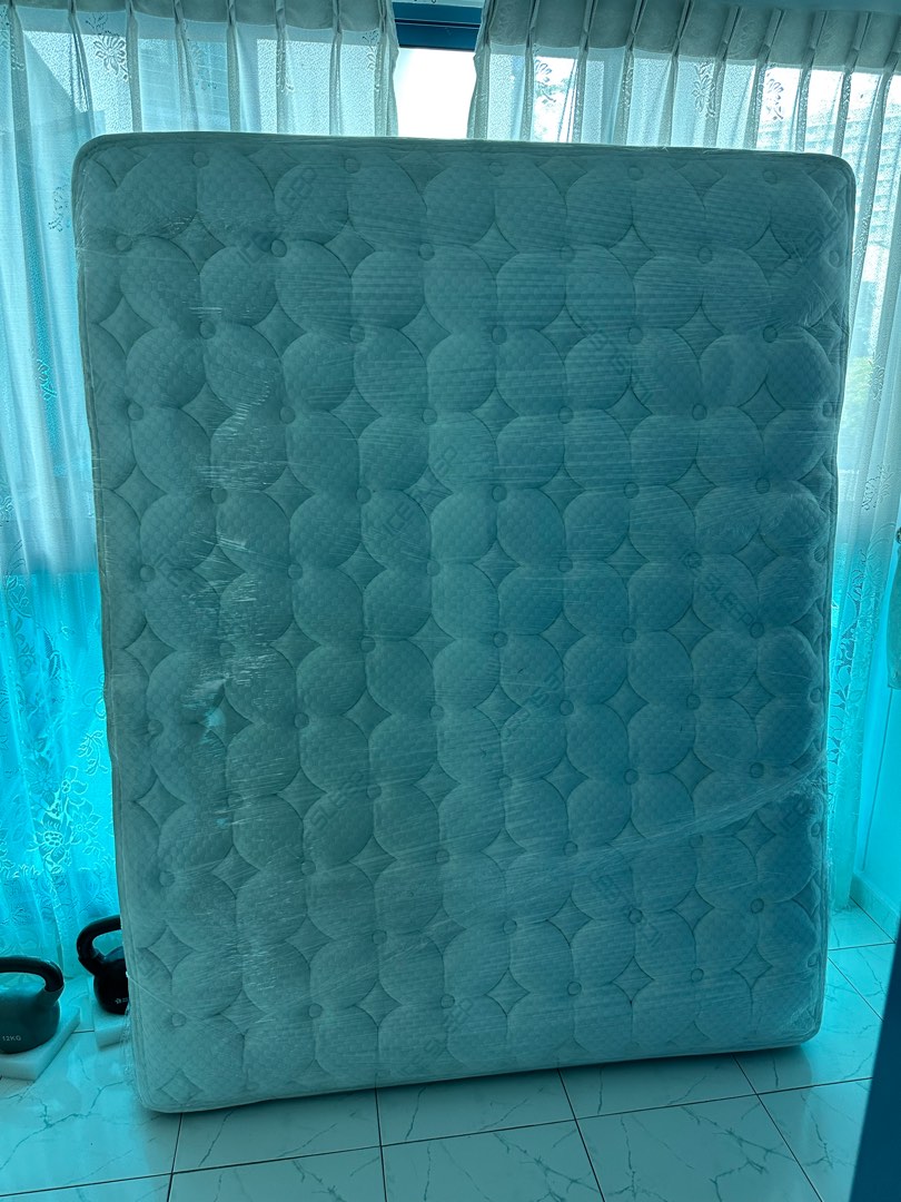 MaxCoil Queen size mattress, Furniture & Home Living, Furniture, Bed ...