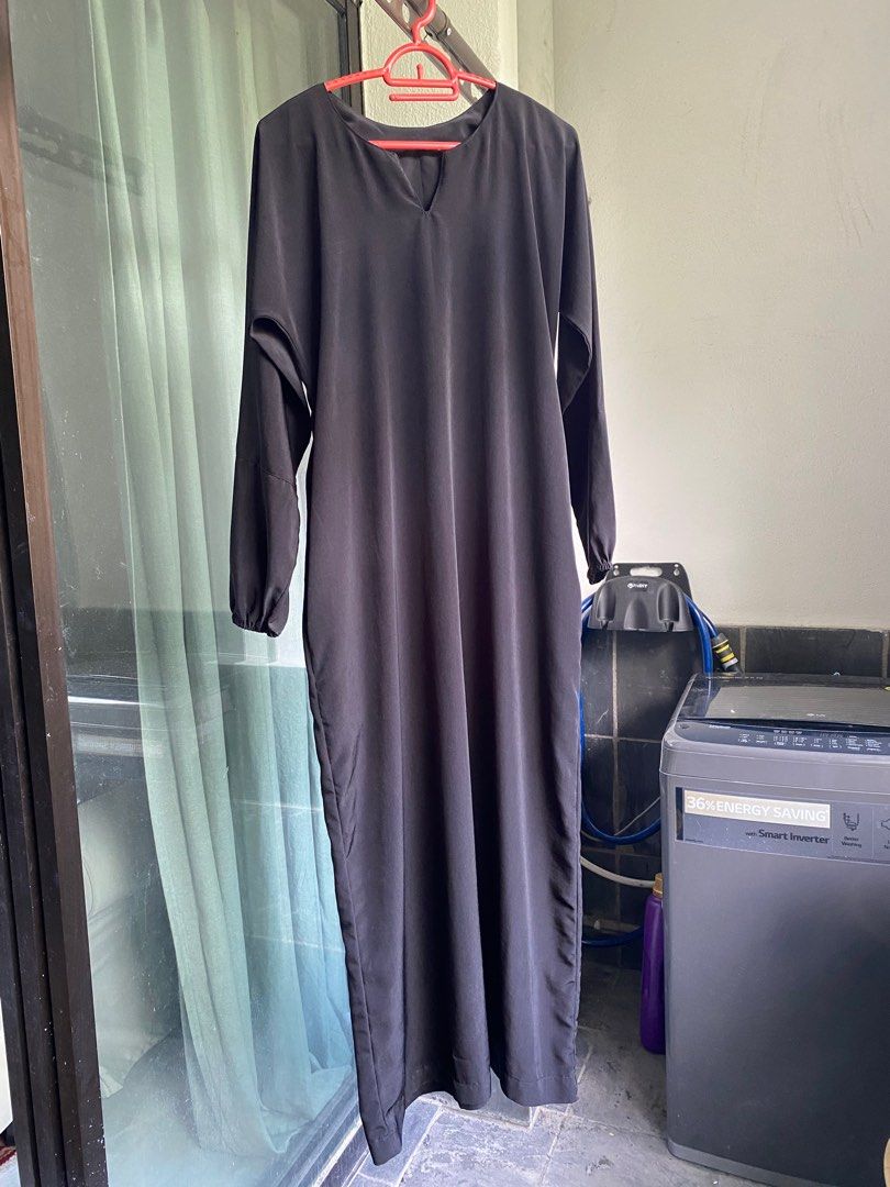 Plain black jubah tailored, Women's Fashion, Muslimah Fashion, Kaftans ...