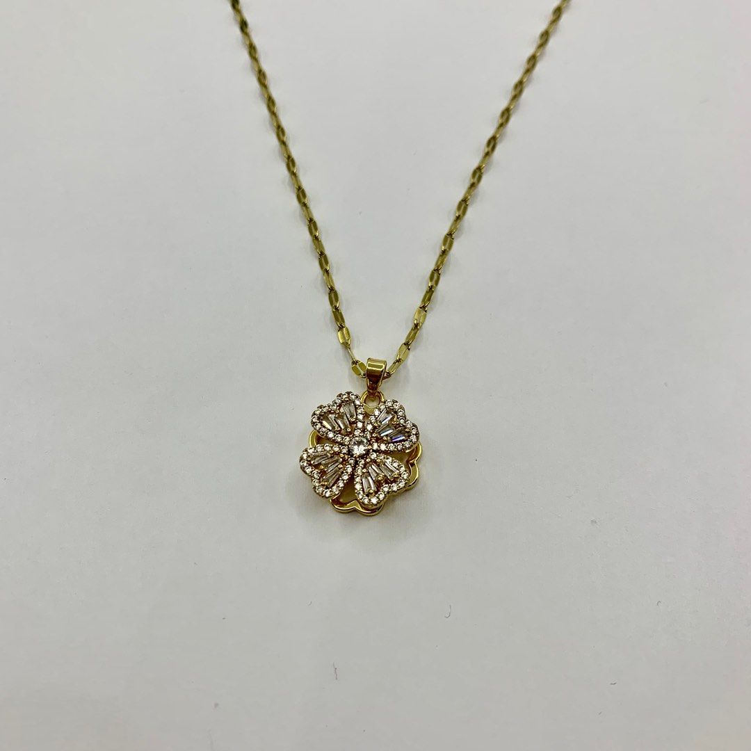 Kalung Clover Permata Putar 18K Gold Plated Stainless Steel Titanium ...