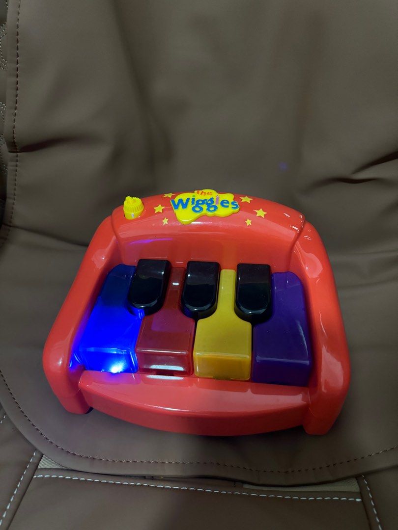 The Wiggles Play by Colour Keyboard, Hobbies & Toys, Toys & Games on ...