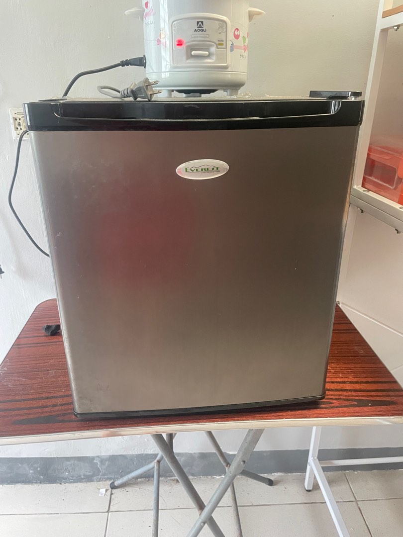 Everest Mini Fridge 5k only original price : 10k, TV & Home Appliances ...