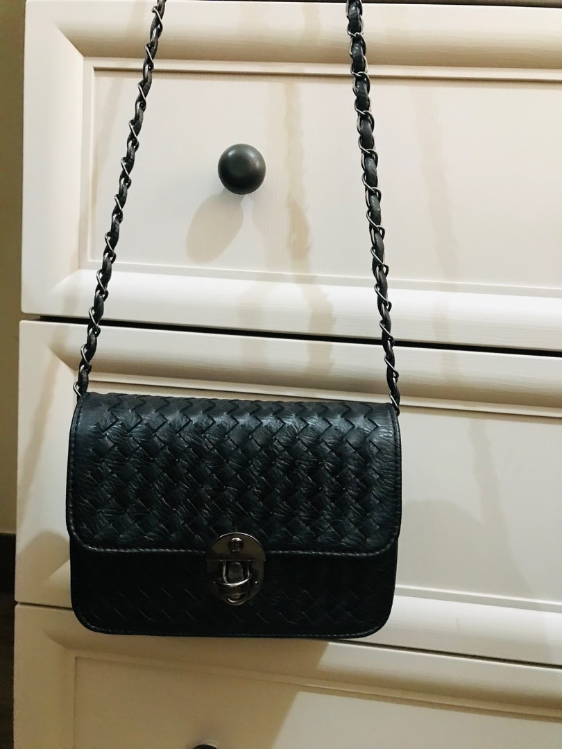 Moving out/Black Sing bag, Women's Fashion, Bags & Wallets, Cross-body ...
