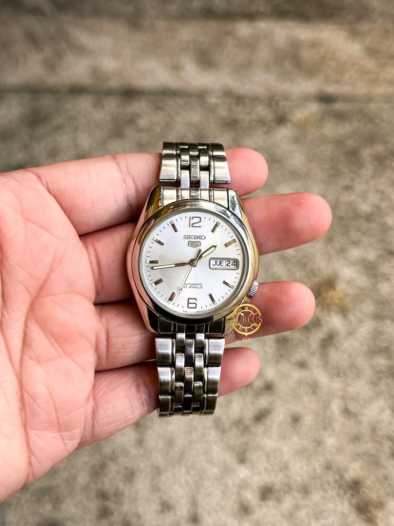 Seiko 5 SNK385 Sunburst Silver Dial, Luxury, Watches on Carousell