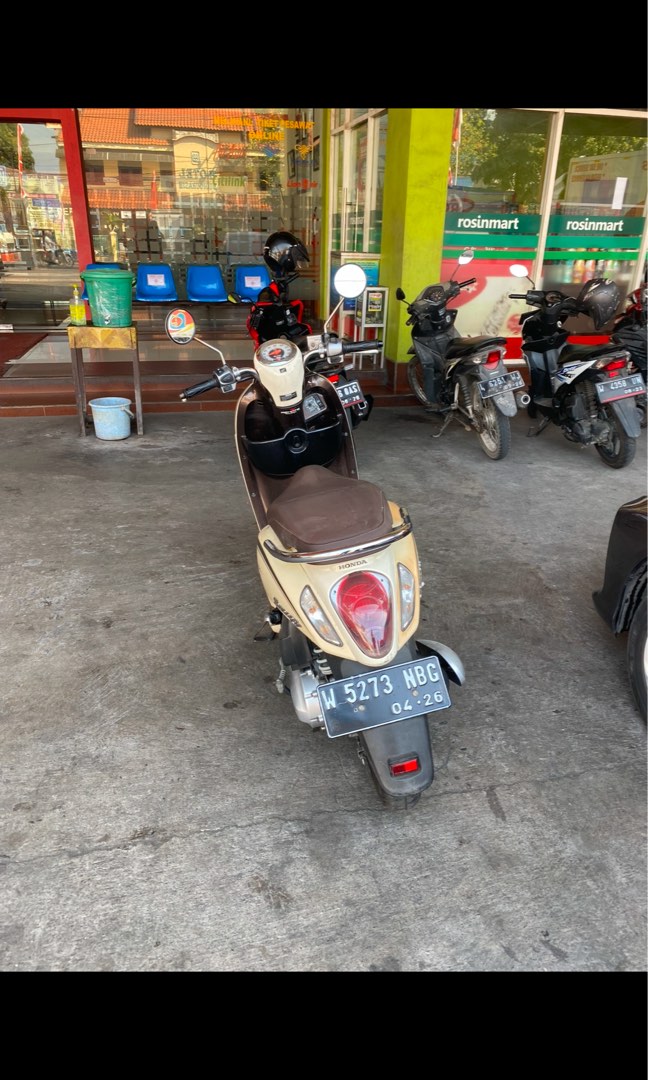 Honda Scoopy Cream tahun 2016 plat W, Motor di Carousell