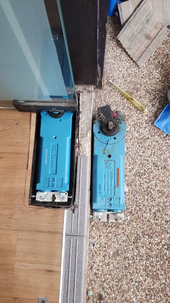 FLOOR SPRING SYSTEM REPLACEMENT l gantian sistem hydraulic pintu kaca l ...