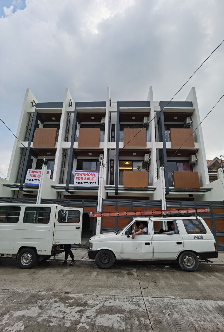 Front Unit House For Sale in Cubao Quezon City! Can also use as Office ...