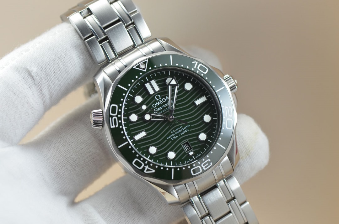OMEGA SEAMASTER DIVER 300M GREEN Dial, Men's Fashion, Watches ...