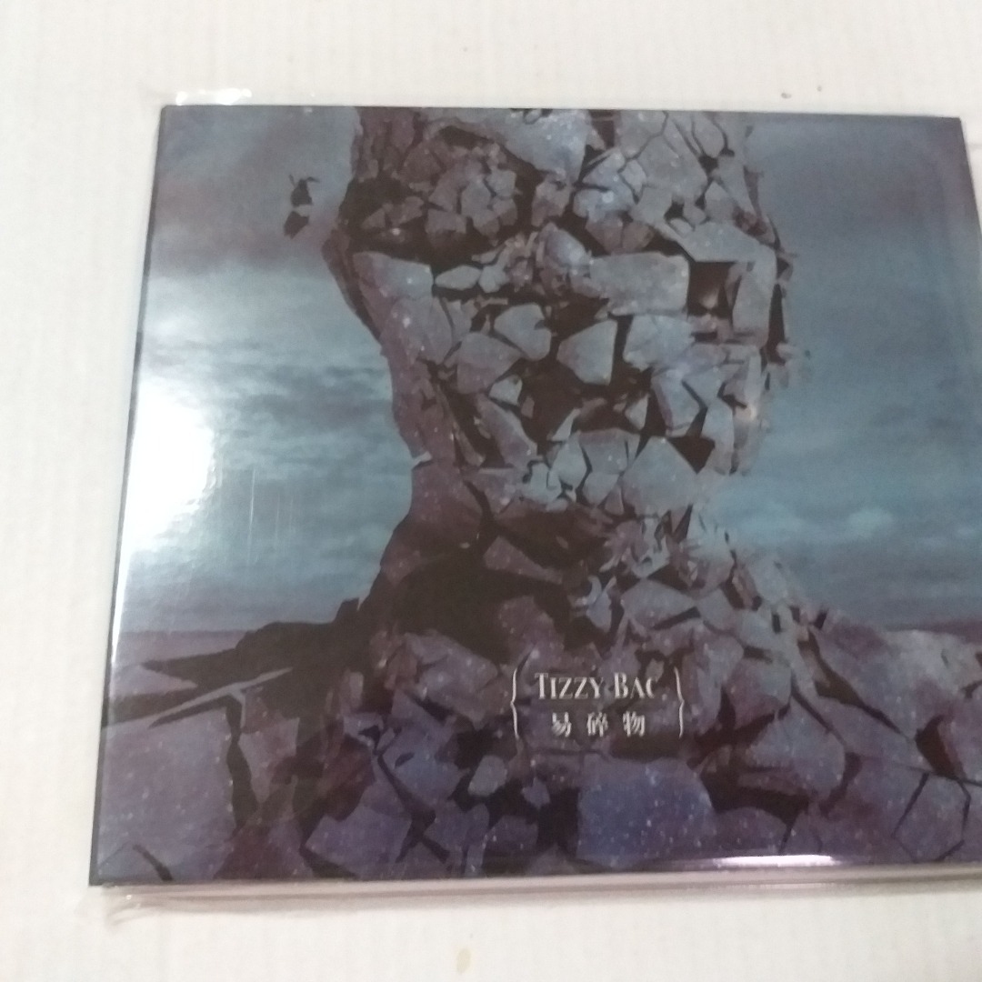 文青掛TIZZY BAC專輯易碎物正式版 附歌詞 紙盒 極新絕版, 書籍、休閒與玩具, 樂器、音樂相關, CD、DVD在旋轉拍賣
