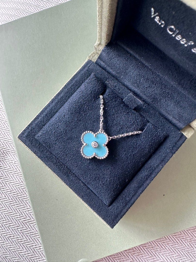 [SOLD] Van Cleef & Arpels 2022 Vintage Alhambra Holiday Pendant Green ...