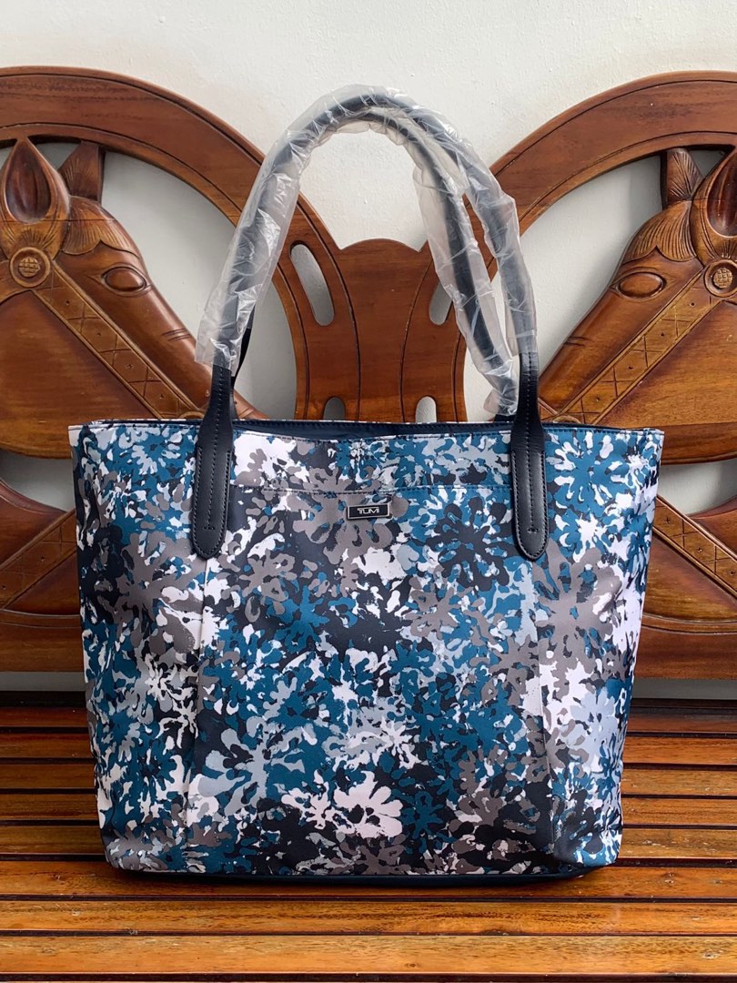 Tumi, Fesyen Wanita, Tas & Dompet di Carousell