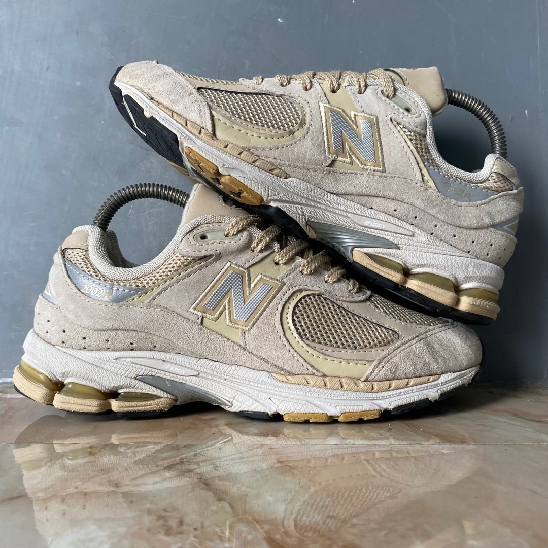 NEW BALANCE 2002R, Fesyen Pria, Sepatu , Sneakers di Carousell