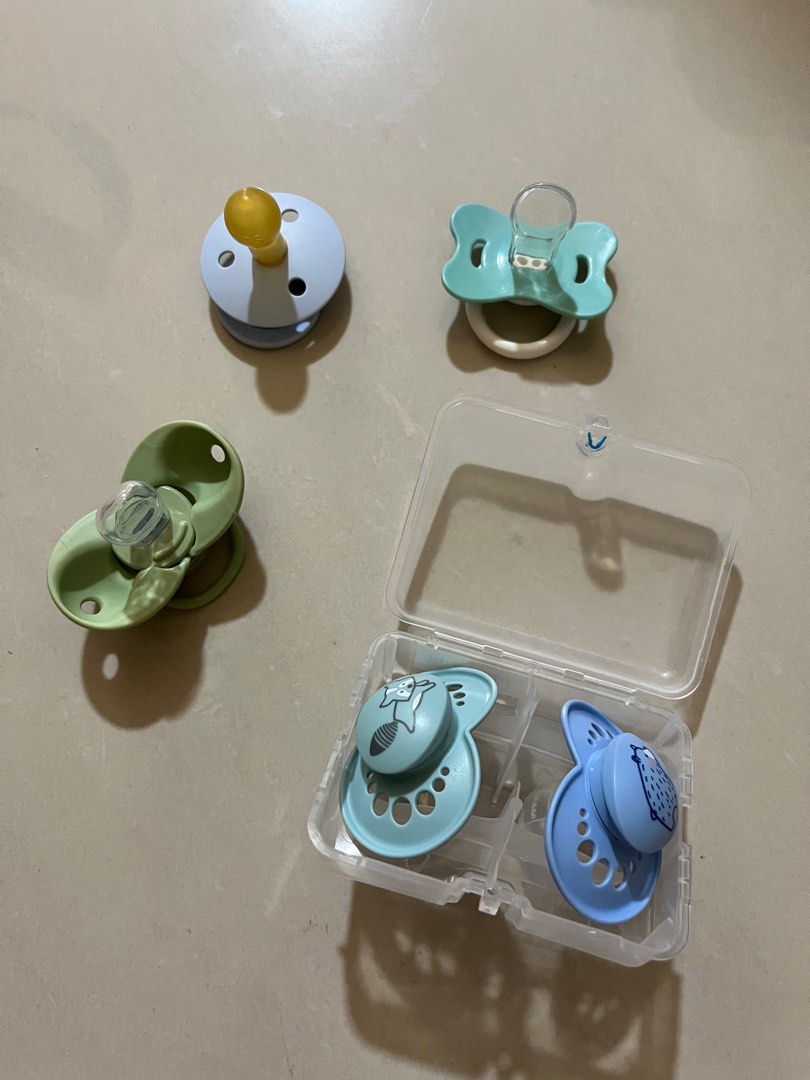 Set of pacifiers, Babies & Kids, Nursing & Feeding, Soothers ...