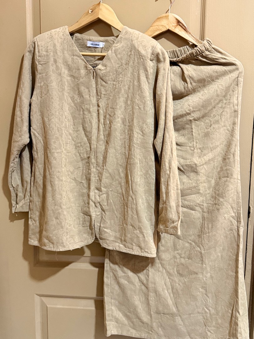 AIN NORIE CARLA KURUNG COTTON EMBOSS IN KHAKI, Women's Fashion ...