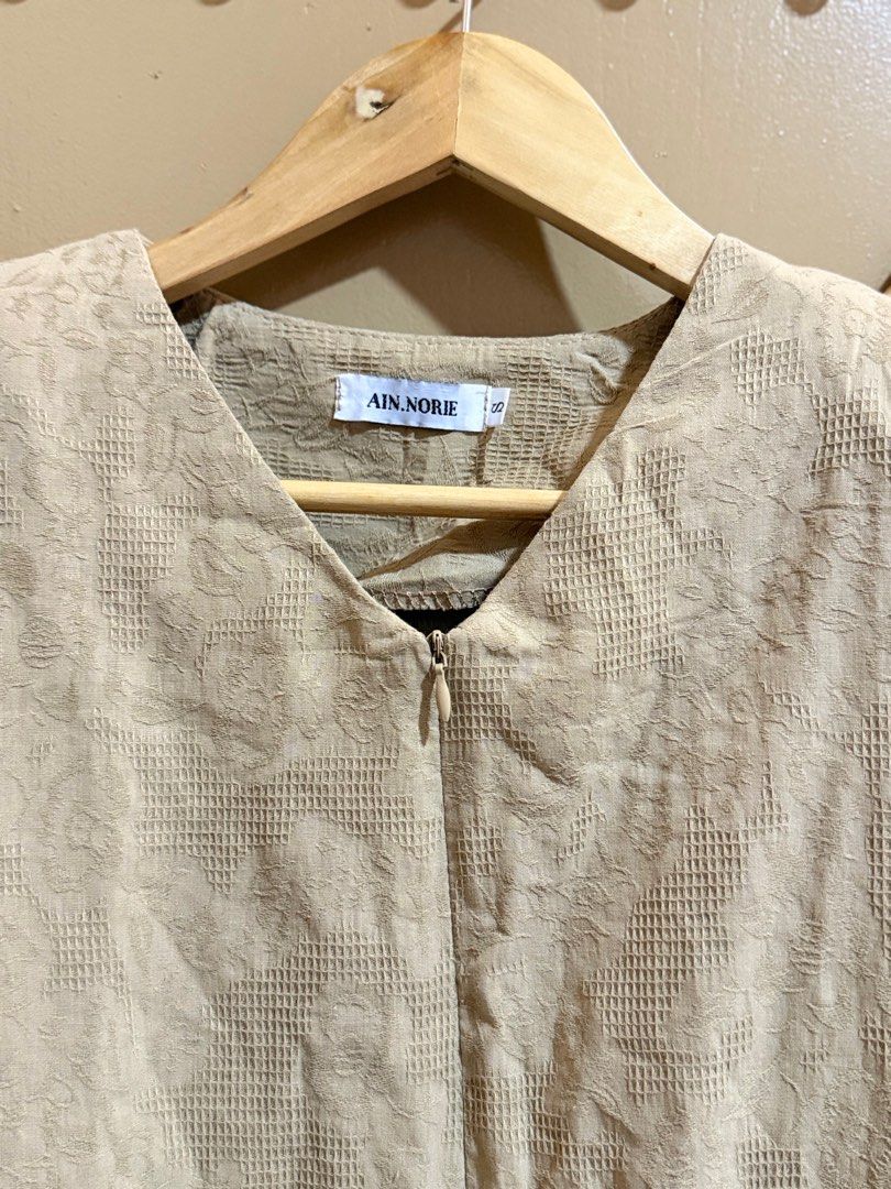 AIN NORIE CARLA KURUNG COTTON EMBOSS IN KHAKI, Women's Fashion ...