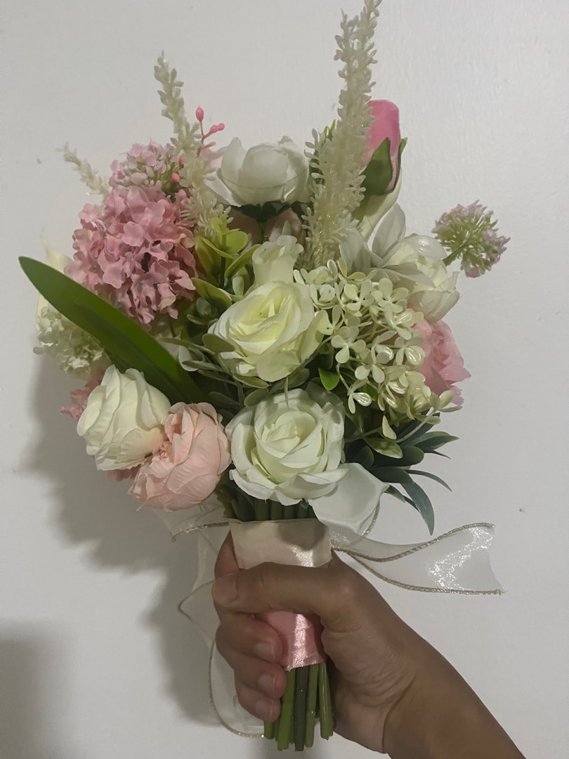 Bunga tangan nikah atau sanding, Hobbies & Toys, Stationery & Craft ...