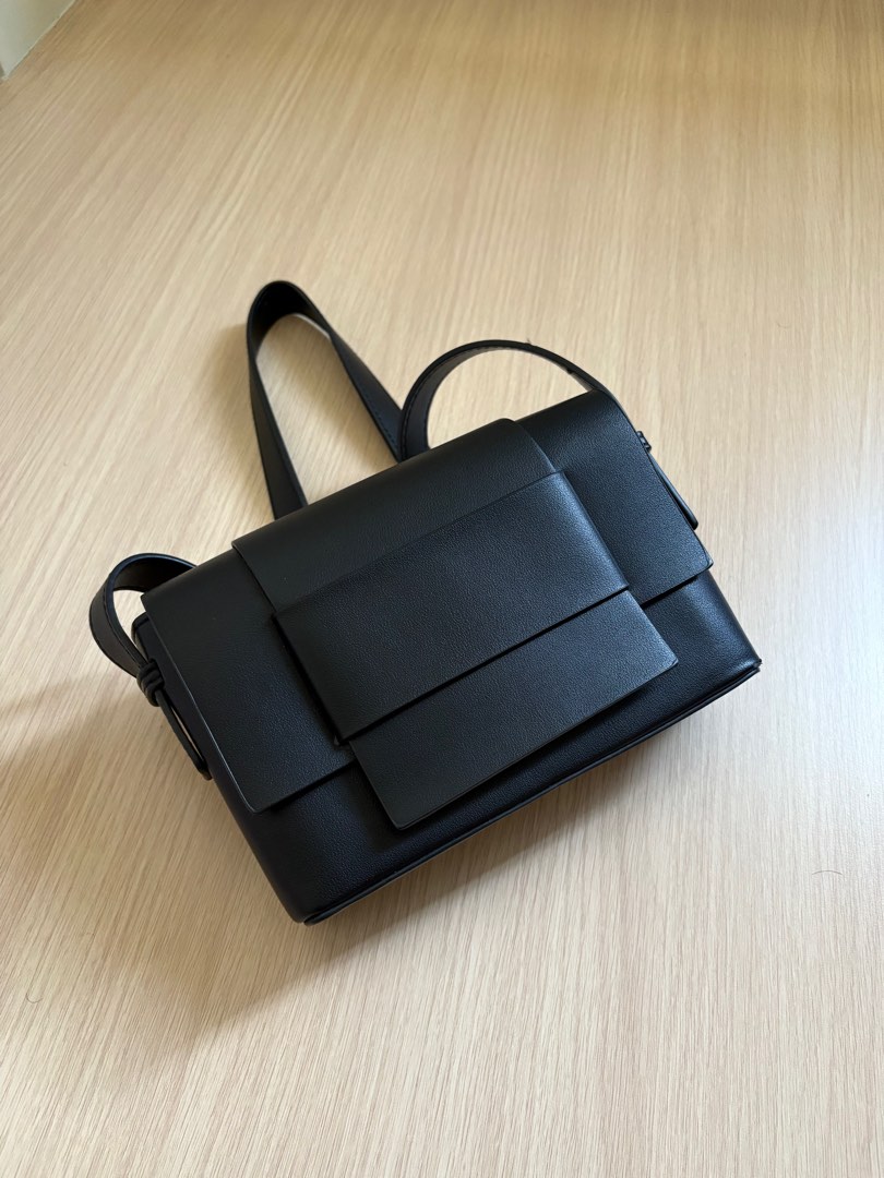 Unisex Leather Sling Bad, Women's Fashion, Bags & Wallets, Shoulder ...