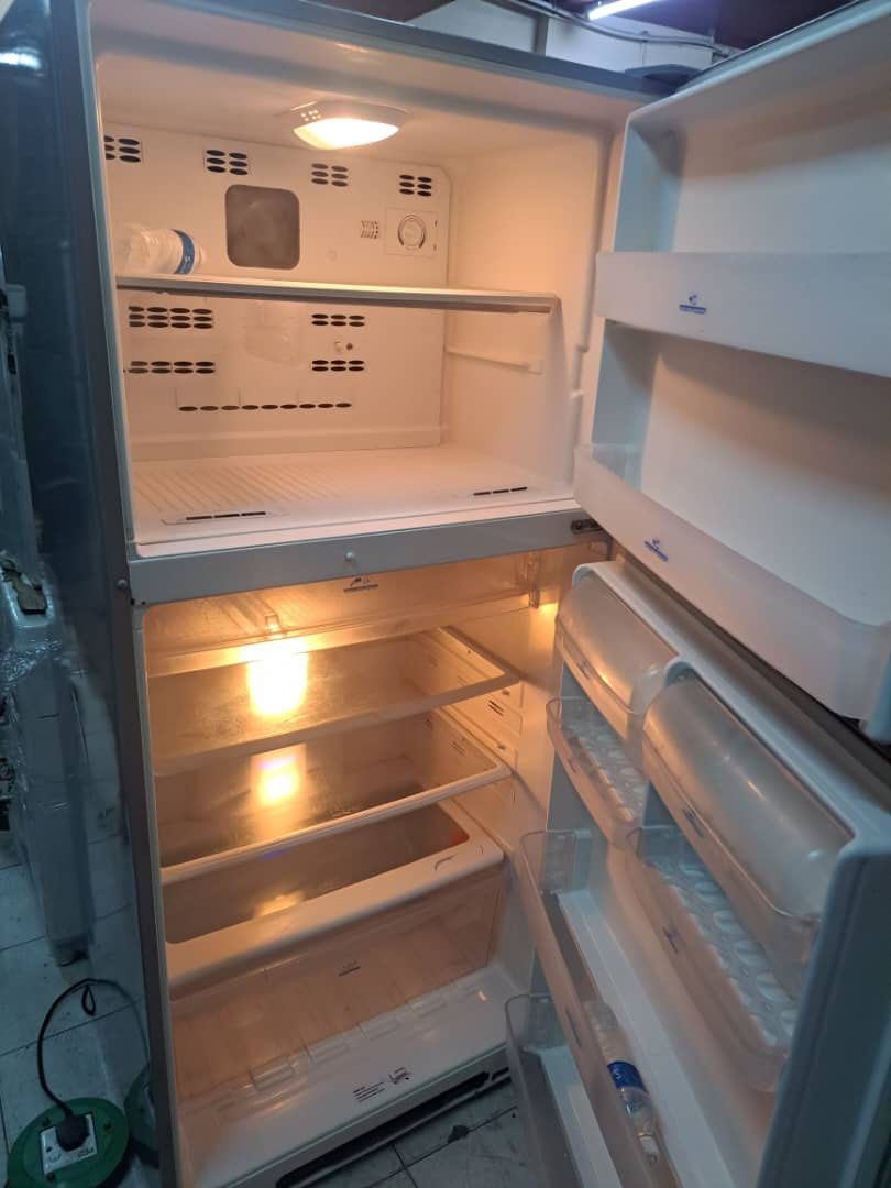 SINGER Fridge freezer 2 door good condition one month warntey ada, TV ...