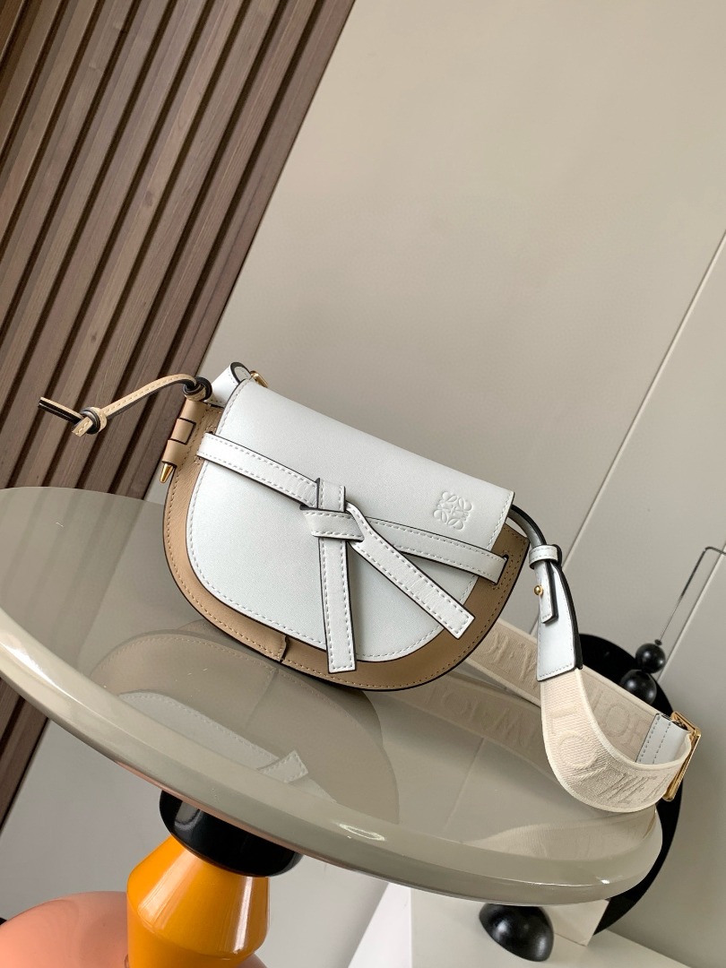Loewe saddle bag, Women's Fashion, Bags & Wallets, Cross-body Bags on ...