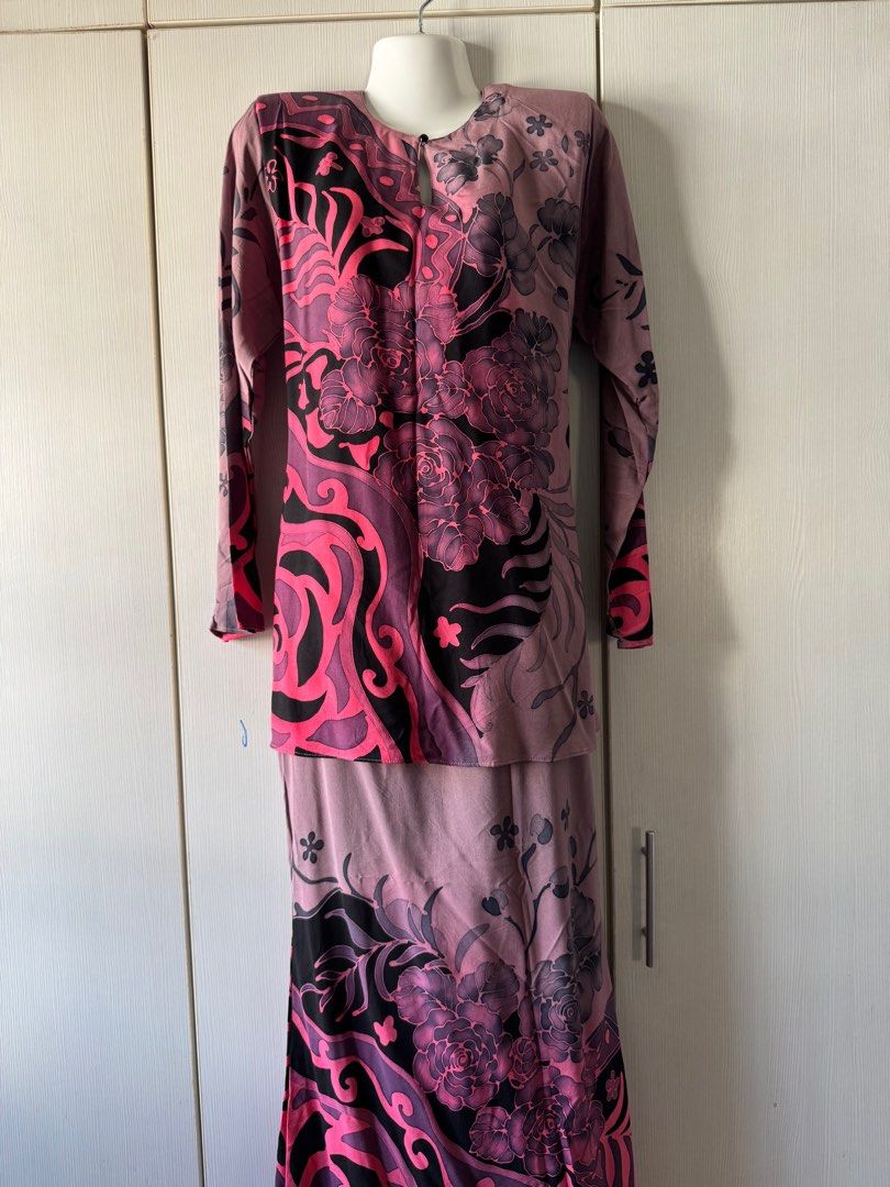 Mini kurung batik lukis, Women's Fashion, Muslimah Fashion, Baju Kurung ...