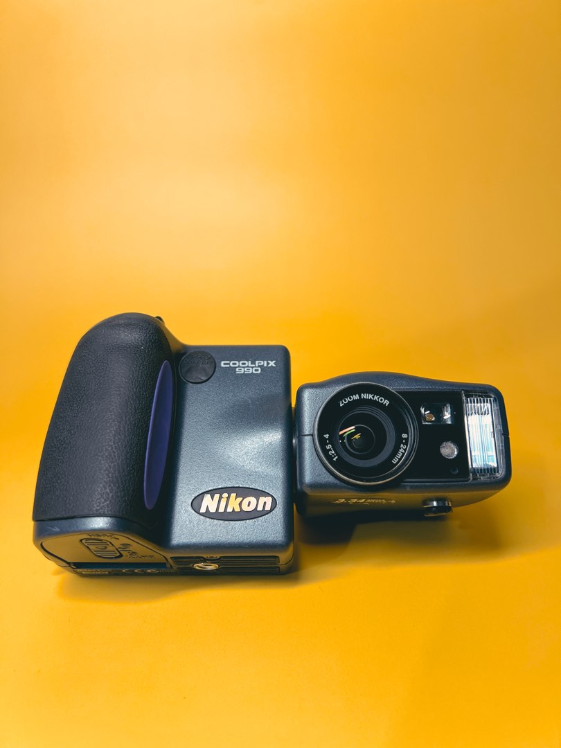 Nikon Coolpix 990 swivel digicam (rare), Photography, Cameras on Carousell