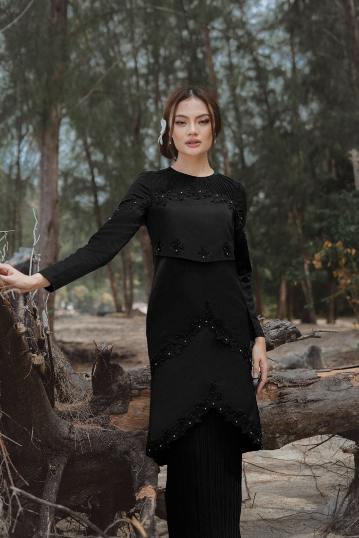 Qhalesaa- Aellarosê Signature Kurong in Black, Women's Fashion, Muslimah Fashion, Baju Kurung ...